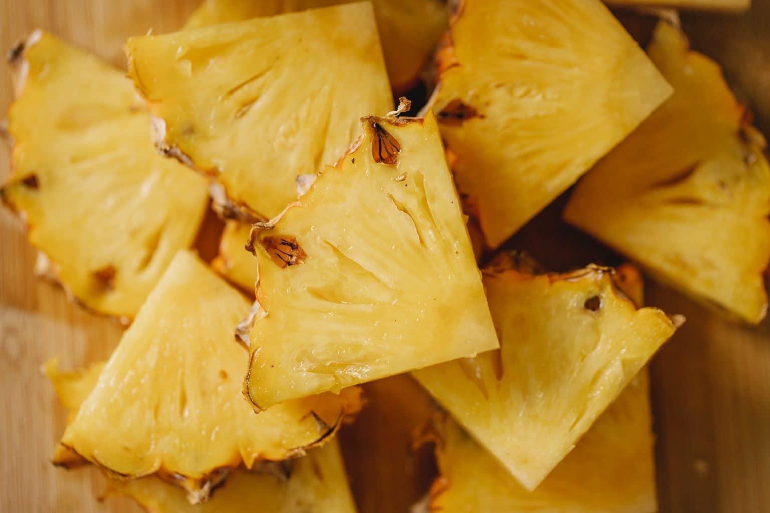 Comment bien couper un ananas en 4 étapes simples et rapides ...