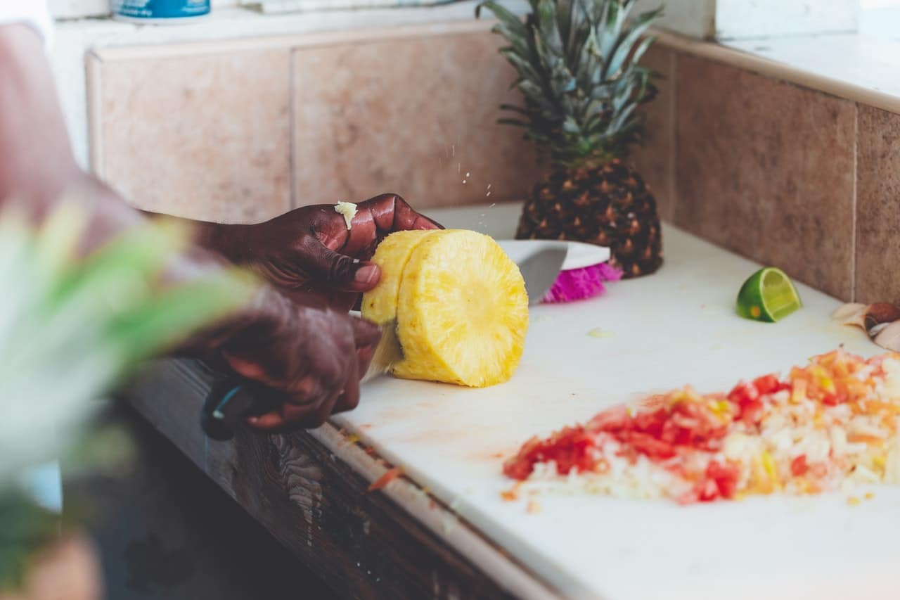 Comment bien couper un ananas en 4 étapes simples et rapides ...